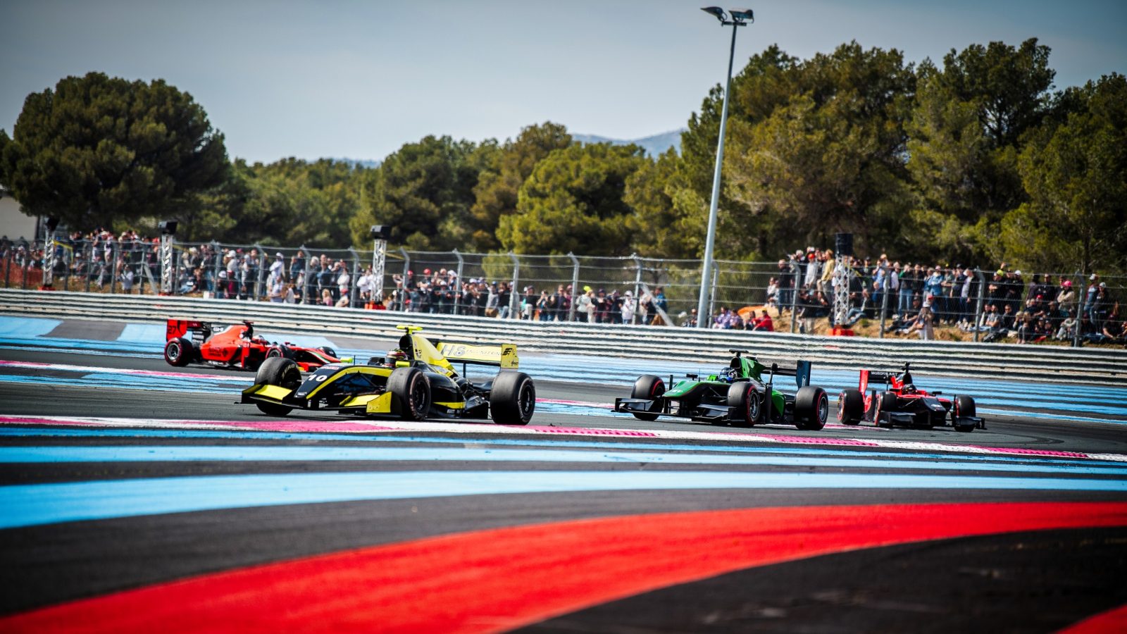 Boss GP Saisonauftakt // Weltmeister-Ferrari als Taktgeber - ADAC ...